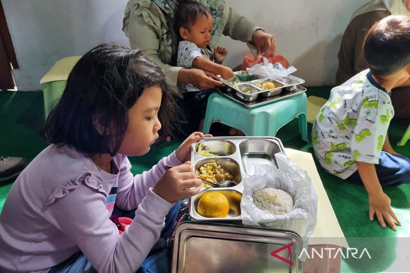 Menko Pangan ungkap potensi tambah anggaran MBG Rp140 triliun di 2025 - ANTARA News