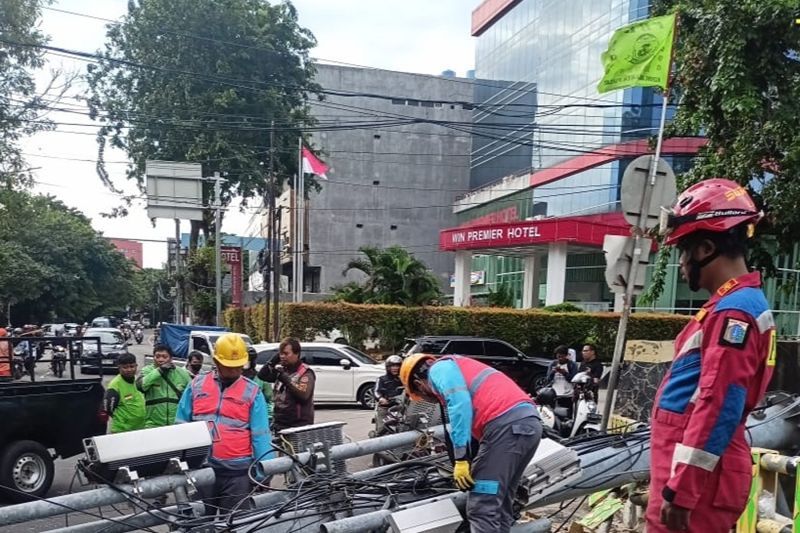 Sebuah tiang BTS tumbang di Sawah Besar Jakpus - ANTARA News