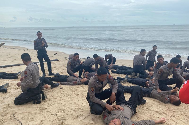 Direktorat Samapta Polda Kaltara Latihan SAR untuk Siaga Bencana Alam di Pantai Tanah Kuning ...