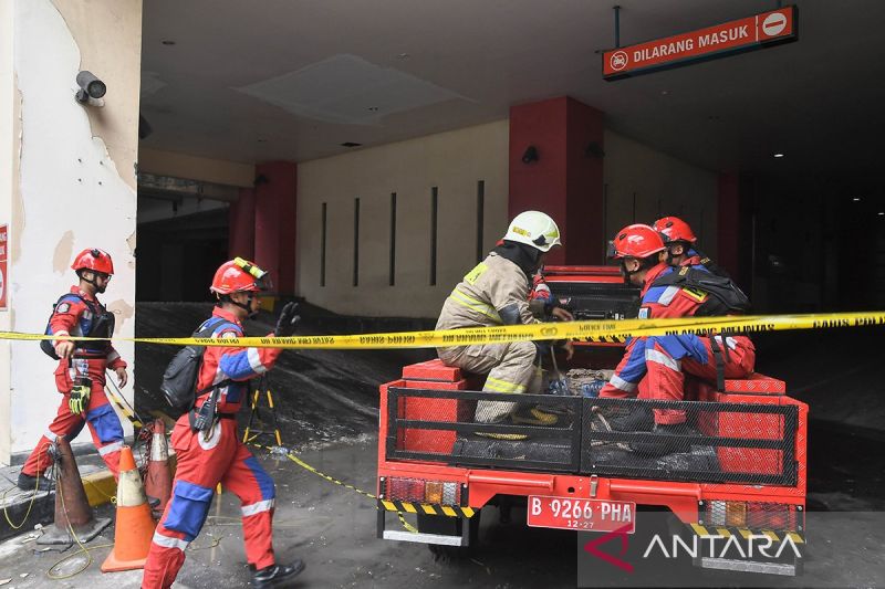Pencarian korban kebakaran Glodok Plaza dihentikan sementara - ANTARA News