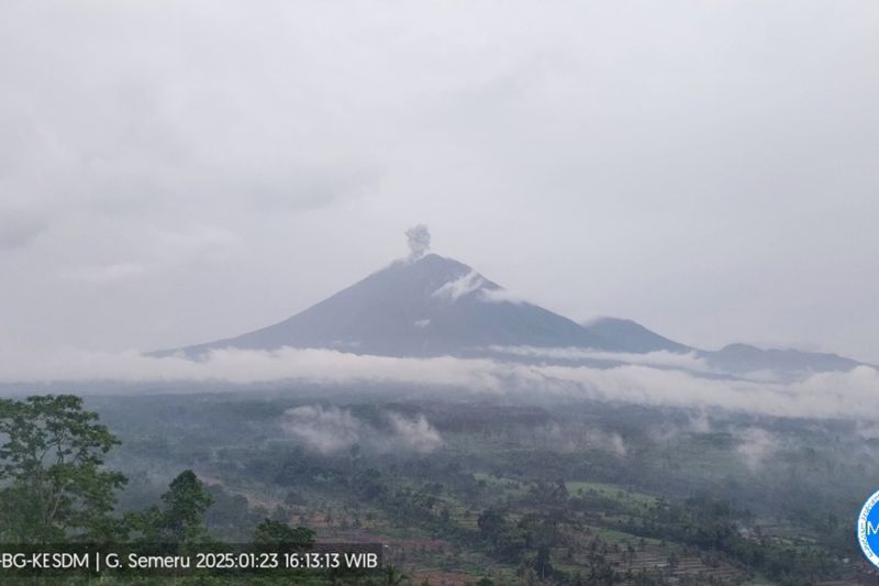 Gunung Semeru erupsi dengan tinggi letusan 800 meter di atas puncak - ANTARA News