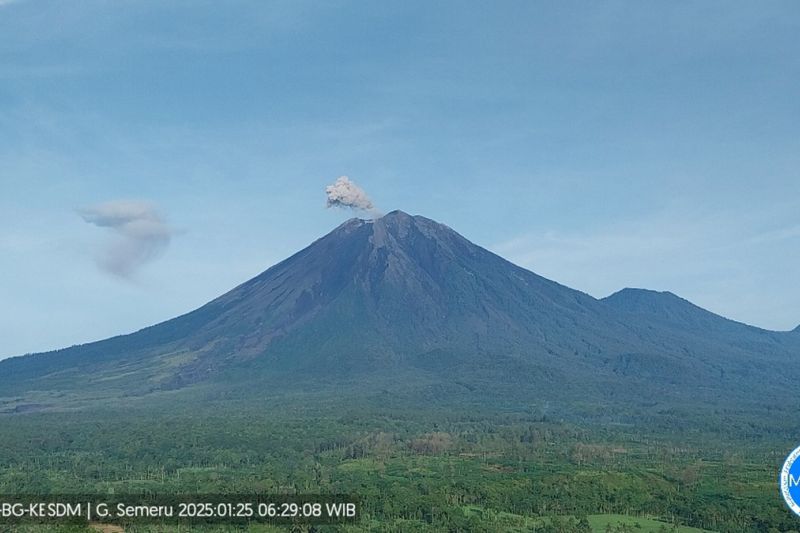 Gunung Semeru erupsi 10 kali dengan tinggi letusan hingga 1 kilometer - ANTARA News