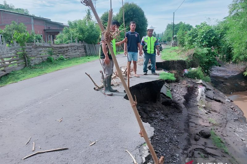 Sejumlah jalan dan jembatan di Bima-Dompu hampir terputus - ANTARA News ...