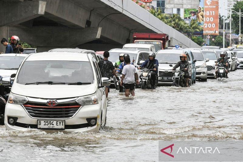 BPBD: Ketinggian banjir di Jalan Kelapa Hidrida capai 40 centimeter - ANTARA News