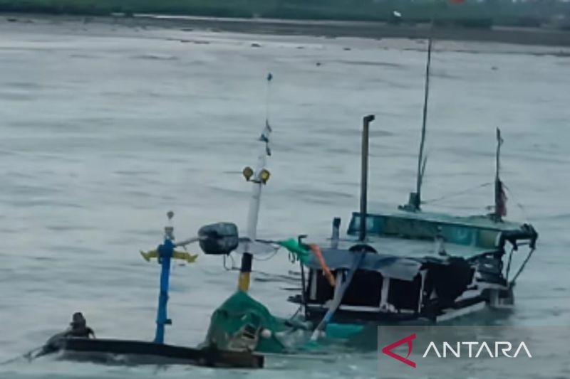Polair Pamekasan evakuasi kapal nelayan tenggelam di Perairan Branta - ANTARA News Jawa Timur