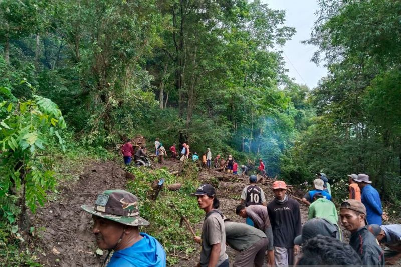 BPBD dan TNI/Polri Situbondo gotong royong bersihkan tanah longsor - ANTARA News
