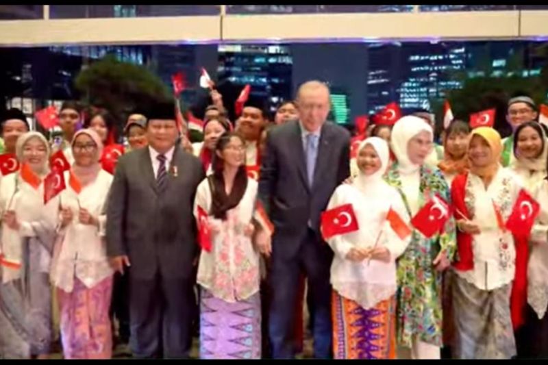 Anak-anak Indonesia sambut kedatangan Presiden Prabowo dan Erdogan ...