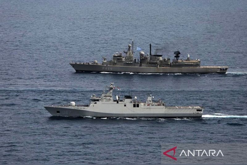 KRI SIM-367 latihan manuver di tengah misi perdamaian di laut Lebanon ...