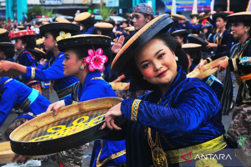Sebanyak 1.405 penari pemecahkan rekor Muri Tari Kretek Kudus terbanyak ...