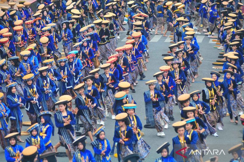 Sebanyak 1.405 penari pemecahkan rekor Muri Tari Kretek Kudus terbanyak ...