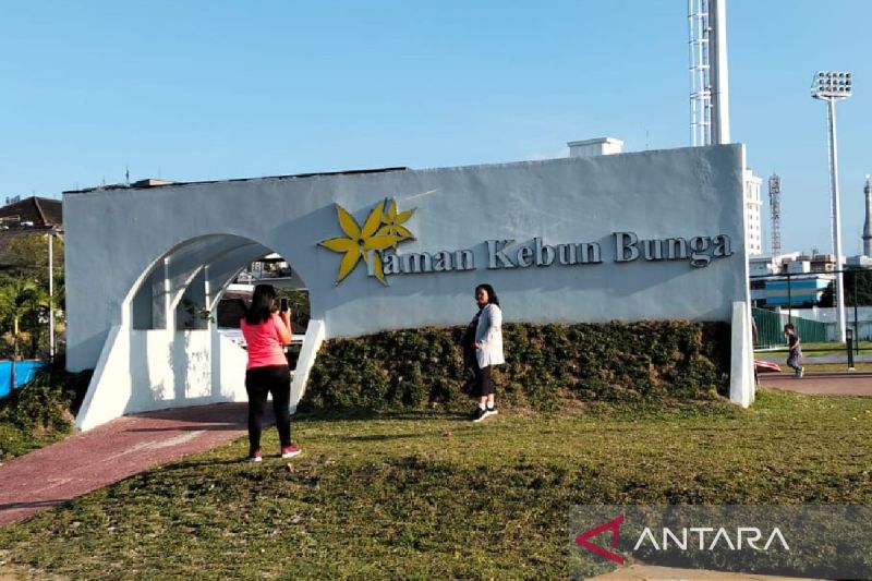Taman Kebun Bunga tempat favorit warga Medan tunggu waktu buka puasa ...