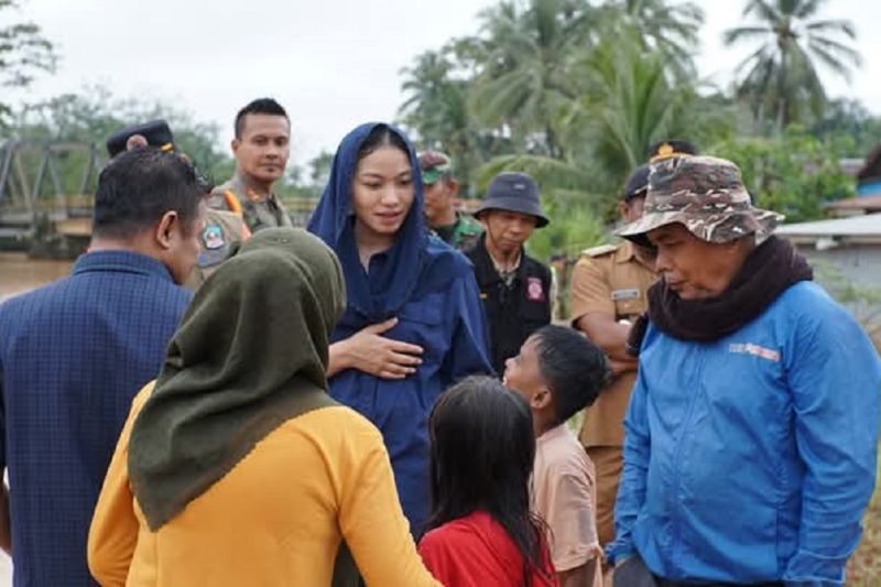 Tinjau banjir di Koto Besar, Bupati Annisa Suci Ramadhani tekankan ...