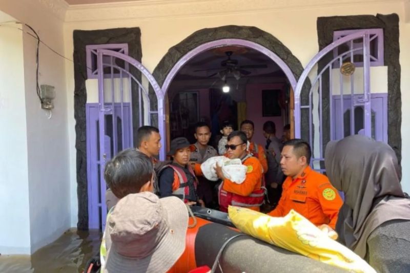 Basarnas Pekanbaru evakuasi korban banjir luapan Sungai Siak - ANTARA News