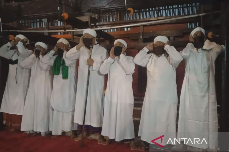 Aktivitas yang dilarang saat Adzan berkumandang beserta adabnya ...