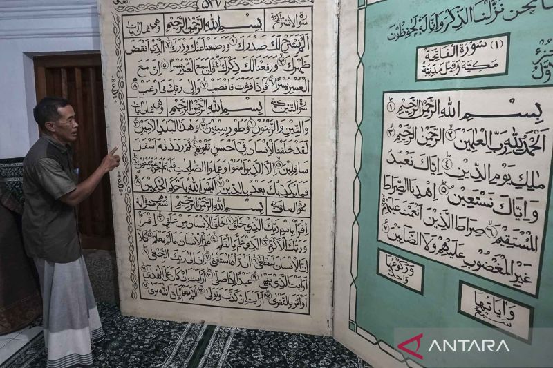 Begini penampakan replika Al Quran berukuran raksasa di Masjid Jami ...