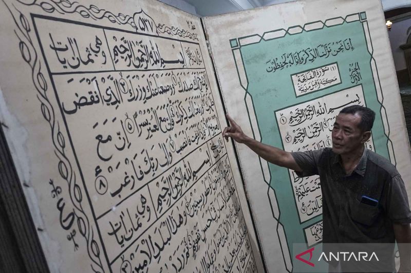 Begini penampakan replika Al Quran berukuran raksasa di Masjid Jami ...