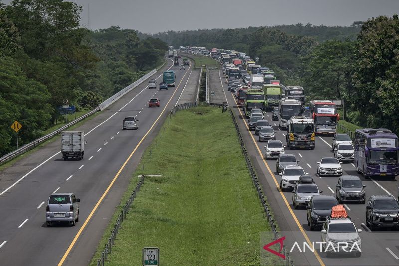 Arus lalu lintas di Tol Cipali semakin padat pada H-4 Lebaran - ANTARA News