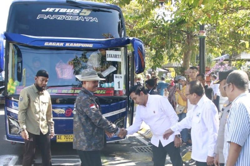 Wali Kota Madiun lepas lima bus program balik gratis Lebaran 2025 ...