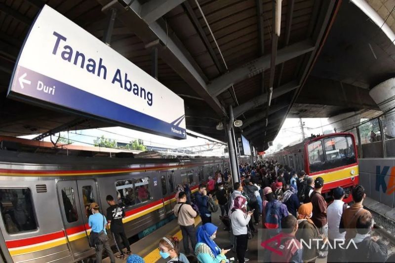 Imbas demo, KRL rute Tanah Abang-Rangkasbitung hanya sampai Kebayoran ...