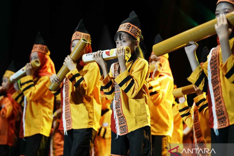 Pentas tari dan musik tradisional pada perayaan HUT ke-61 Sulawesi ...