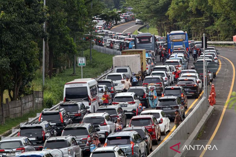 Polisi berlakukan one way untuk mengurai kepadatan kendaraan menuju Puncak Bogor pada libur ...