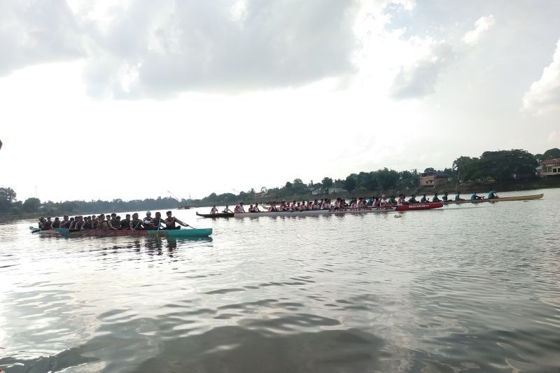 Pemkot Jambi giatkan lomba pacu perahu tradisional jaga kebersihan ...