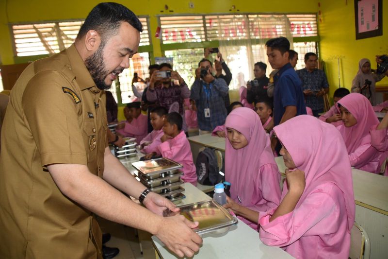 Program Nasional Makan Bergizi Gratis resmi dimulai Padang - ANTARA Sumbar