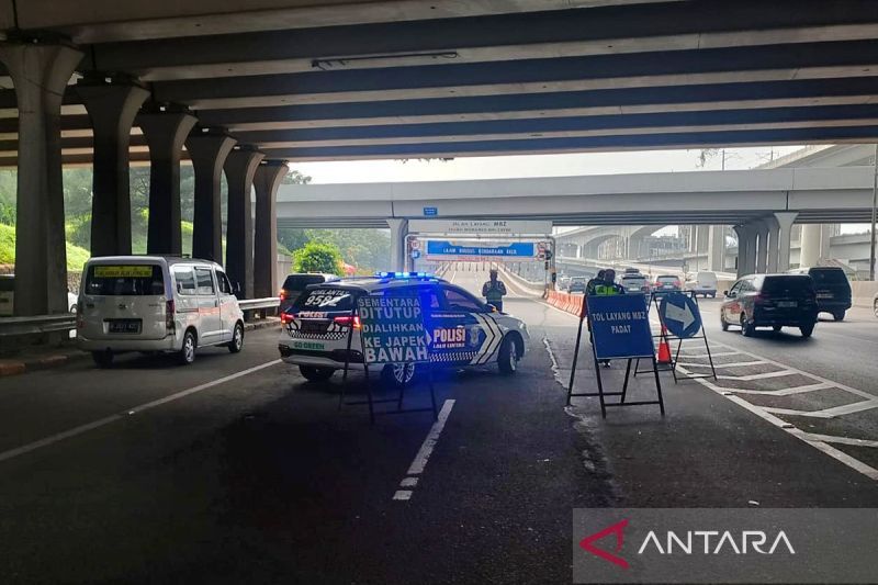 Petugas terapkan contraflow di Tol Jakarta-Cikampek atasi kepadatan ...