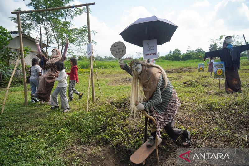 Beginilah uniknya Festival Memedi Sawah berbahan sampah di Sleman ...