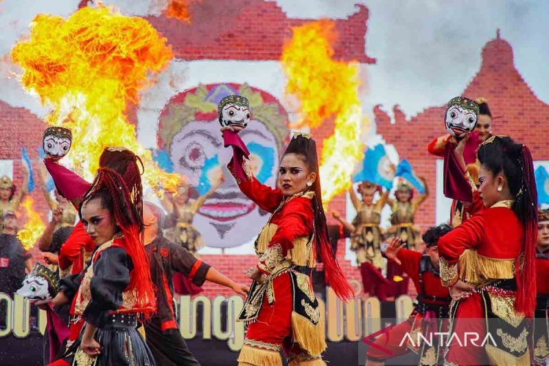 Ratusan penari topeng meriahkan Festival Segoro Topeng Kaliwungu ...