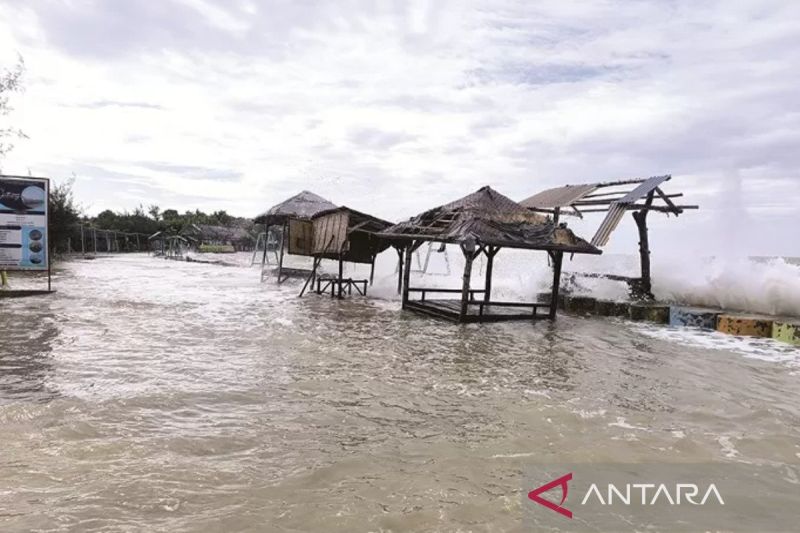 BPBD Pamekasan terjunkan tim ke pesisir pantai terkait rob - ANTARA News Jawa Timur