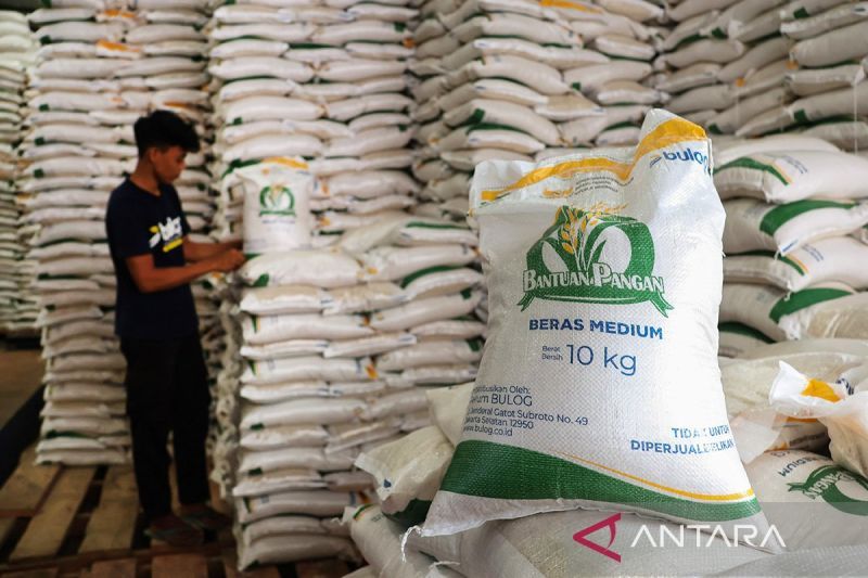Bulog siap salurkan bantuan pangan beras kepada 18,27 juta penerima - ANTARA News