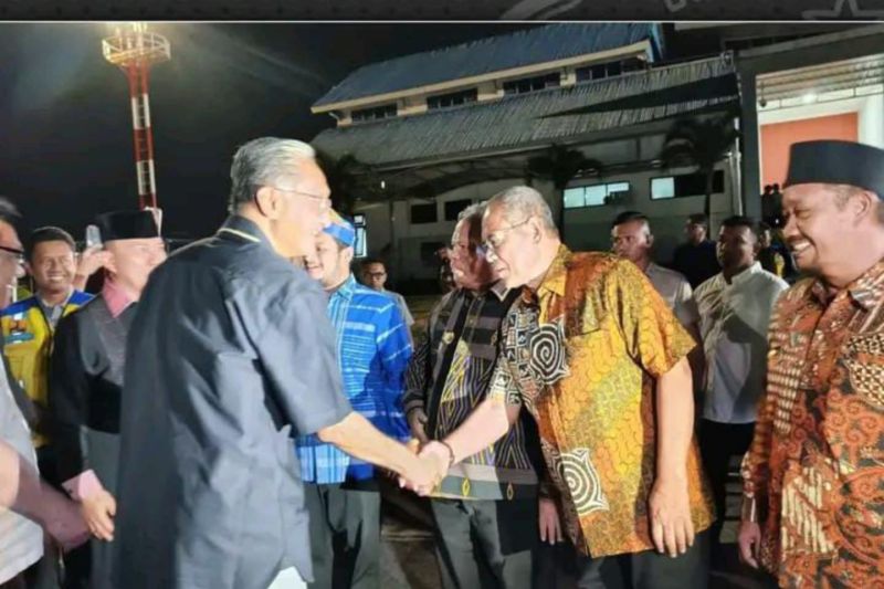 Bupati Buton Tengah sambut kedatangan Menteri PU di Baubau - ANTARA ...