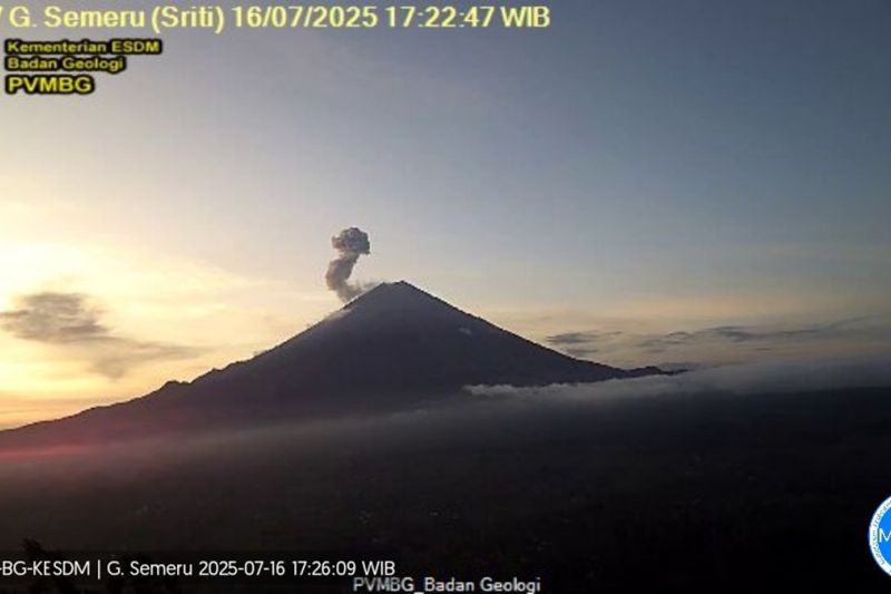 Gunung Semeru kembali erupsi dengan letusan setinggi 800 meter di atas puncak - ANTARA News ...