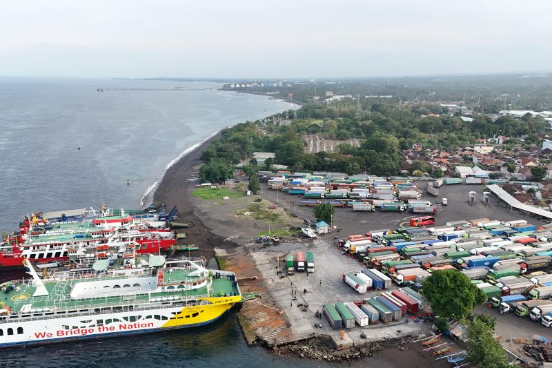 ASDP kerahkan kapal bantuan urai antrian di Pelabuhan Ketapang - ANTARA ...