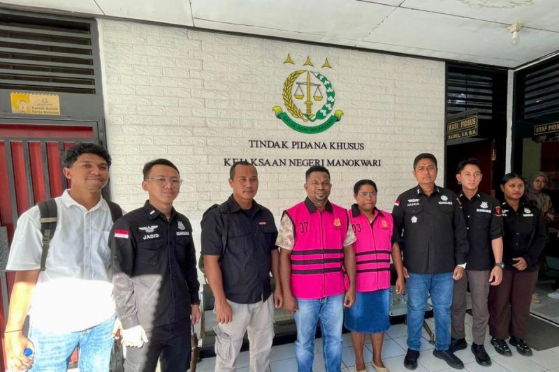 Kejari Manokwari tahan dua tersangka dugaan korupsi dana BOK - ANTARA ...