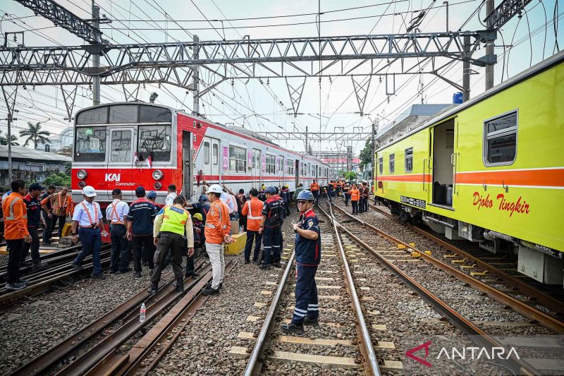 KRL anjlok di Stasiun Jakarta Kota, KAI buat rekayasa pola operasi ...
