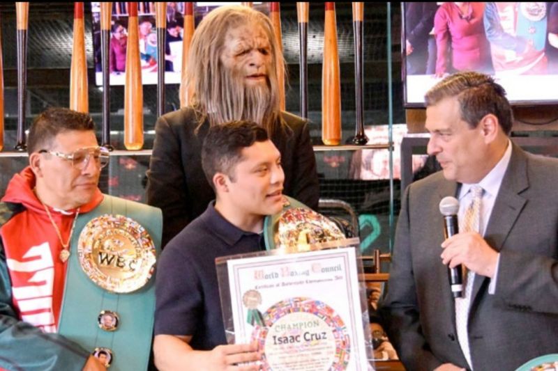 Isaac Cruz terima sabuk juara dunia kelas ringan super WBC - ANTARA News