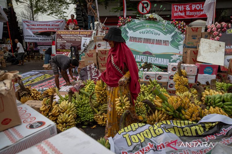Menjelang aksi demo besar-besaran di Pati, bantuan logistik mulai berdatangan - ANTARA News