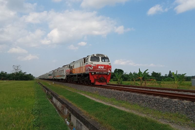 Daop Jember operasikan KA Mutiara Timur Tambahan jelang HUT RI - ANTARA News