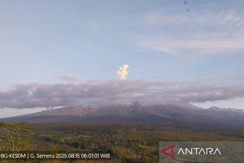 Semeru empat kali erupsi dengan tinggi letusan hingga 900 meter - ANTARA News
