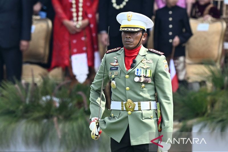 Kolonel Amril Tehupelasury komandan upacara HUT ke-80 RI di Istana ...
