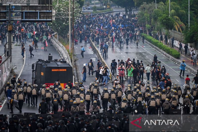 Massa aksi demo di DPR bentrok dengan aparat pengamanan - ANTARA News