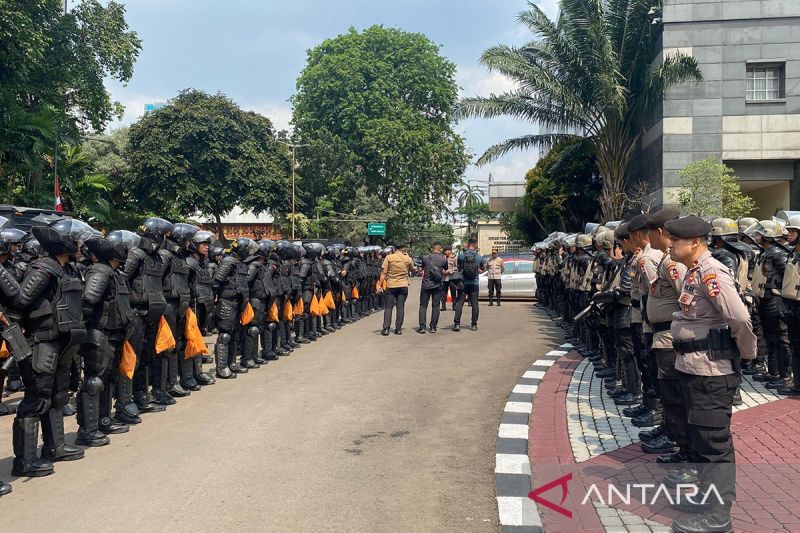 Personel Kepolisian gelar apel jelang demo BEM UI di Polda Metro ...