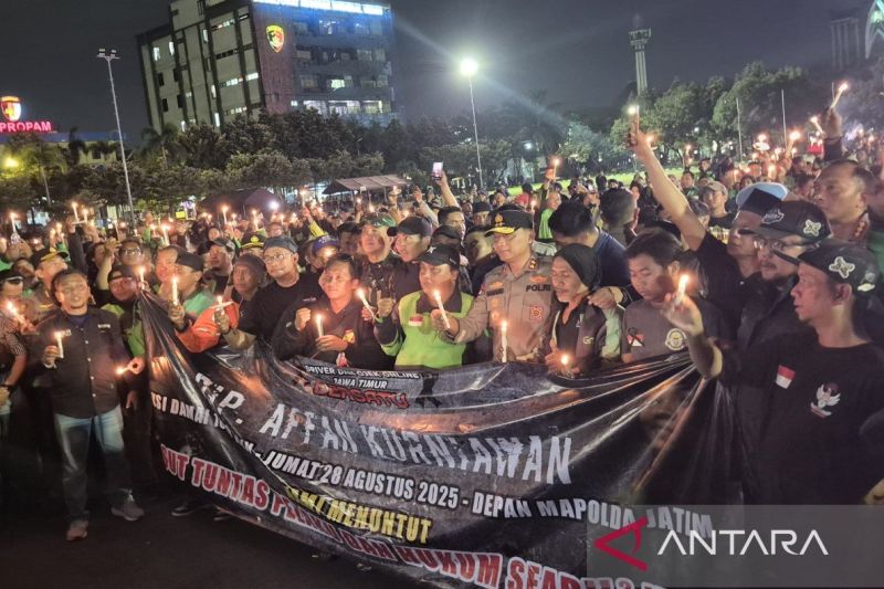 Ojol bersama Polda Jatim dan Kodam Brawijaya nyalakan 1.000 lilin untuk Affan - ANTARA News Jawa ...