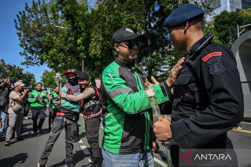 Pengemudi ojek online bagikan bunga mawar saat aksi damai di Jakarta - ANTARA News