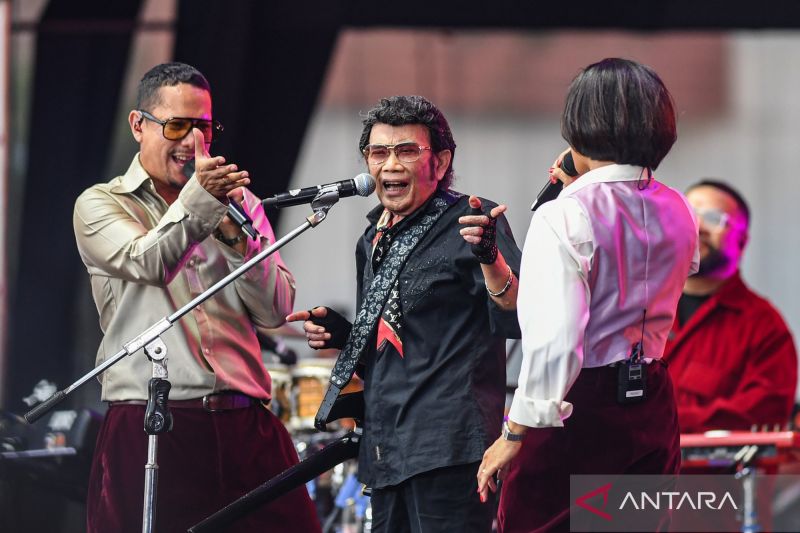Penonton Pestapora 2025 takjub salat Jumat diimami Rhoma Irama - ANTARA News