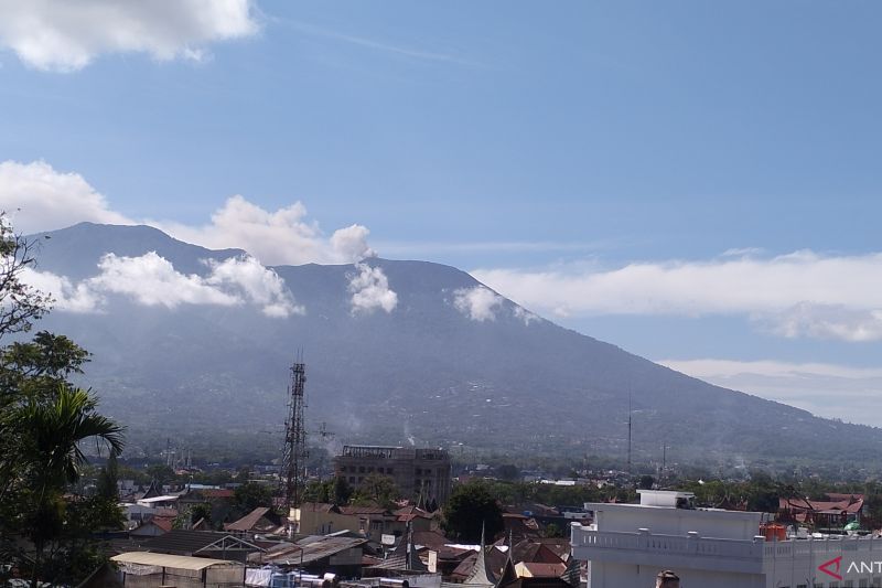Gunung Marapi semburkan abu vulkanik setinggi 1.000 meter - ANTARA Sumatera Barat