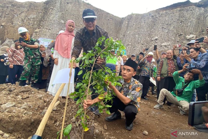 Kemenag Jabar wajibkan tanam pohon bagi pasangan pra-nikah - ANTARA News