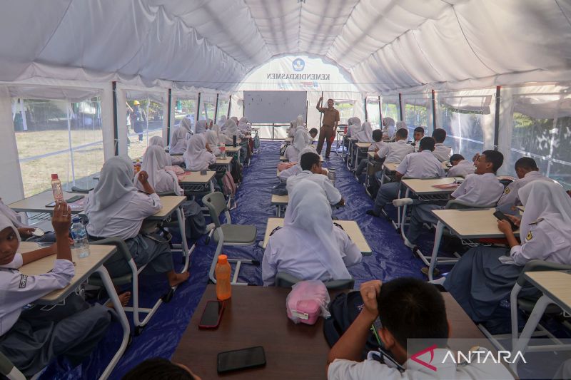 Atap sekolah roboh, siswa SMKN 1 Cileungsi terpaksa belajar di tenda darurat - ANTARA News